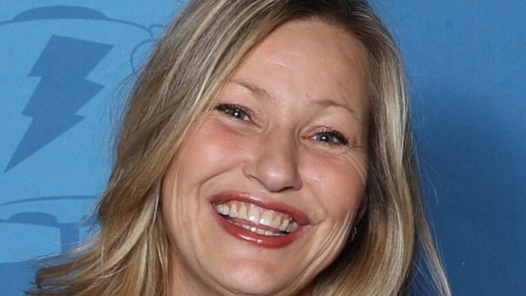 See Joey Lauren Adams Now, Still Stunning at 54 - The Little Facts